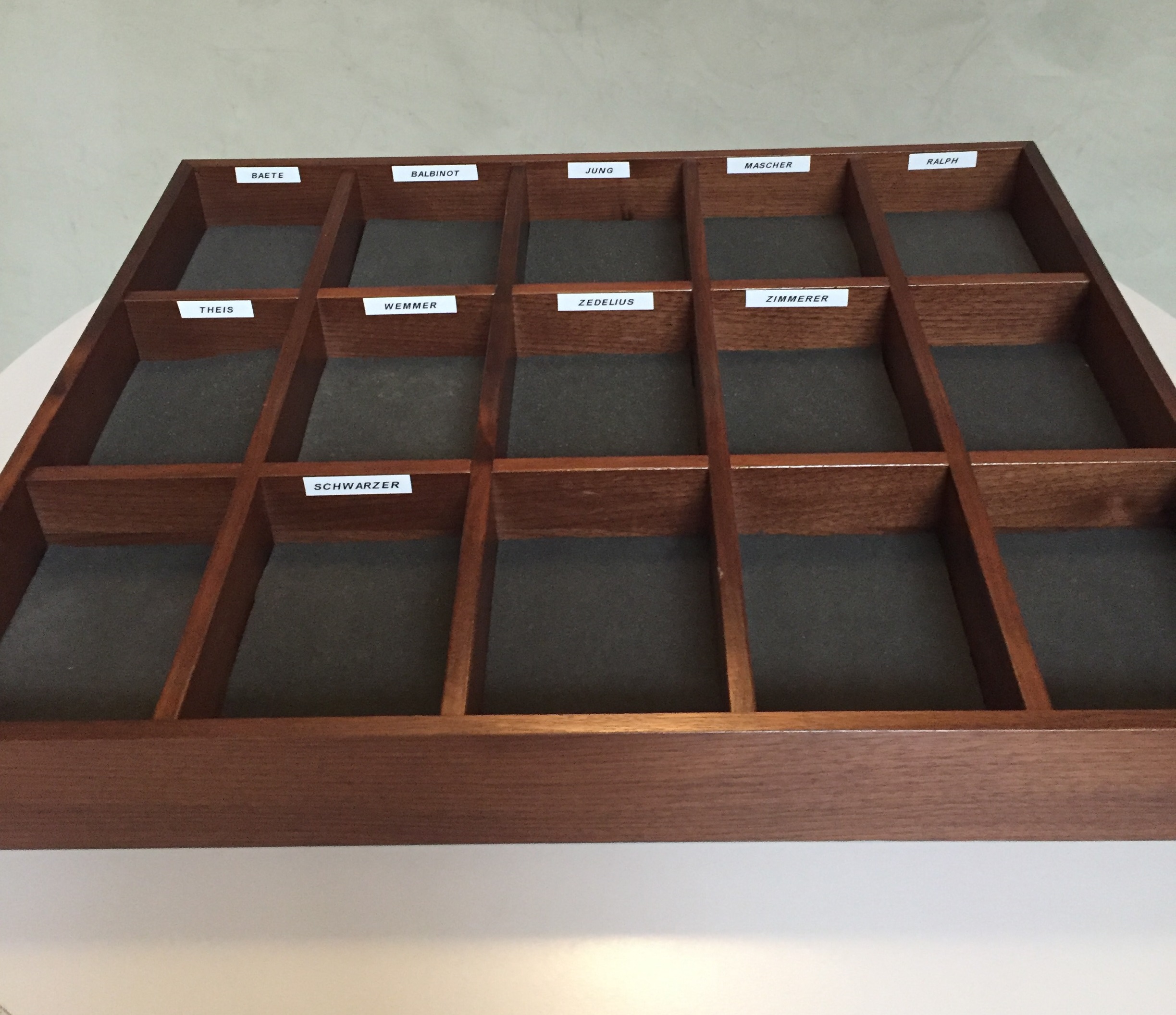 Bätes Handy in der Kiste | Versicherungsmonitor